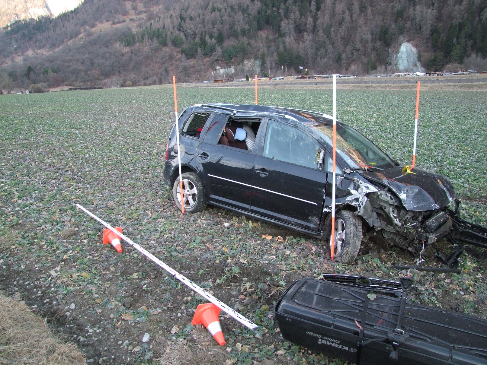 Domat/Ems: Drei Verletzte bei Selbstunfall auf der Autobahn A13